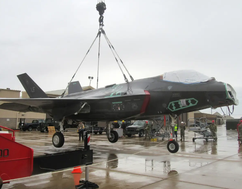 将两架受损F-35“拼接”为一架，美空军正尝试全新的战机维修方式 - 知乎