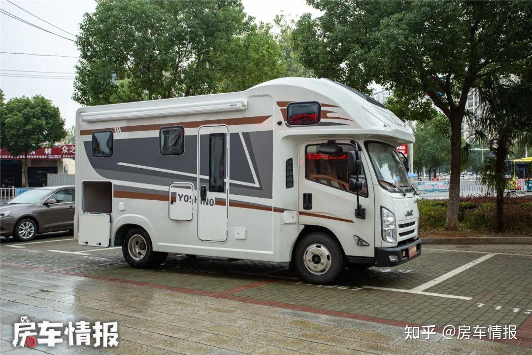 30万的江铃JMC平头房车，3.0T动力48V电路，内饰豪华不输商务车 - 知乎