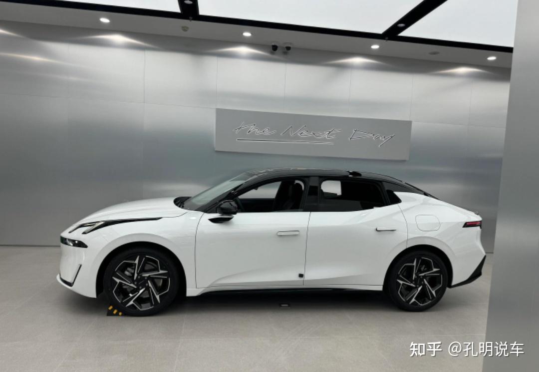 领克07EM-P实车进店，造型比蓝鸟顺眼，魅族车机流畅，插混马力足 - 知乎