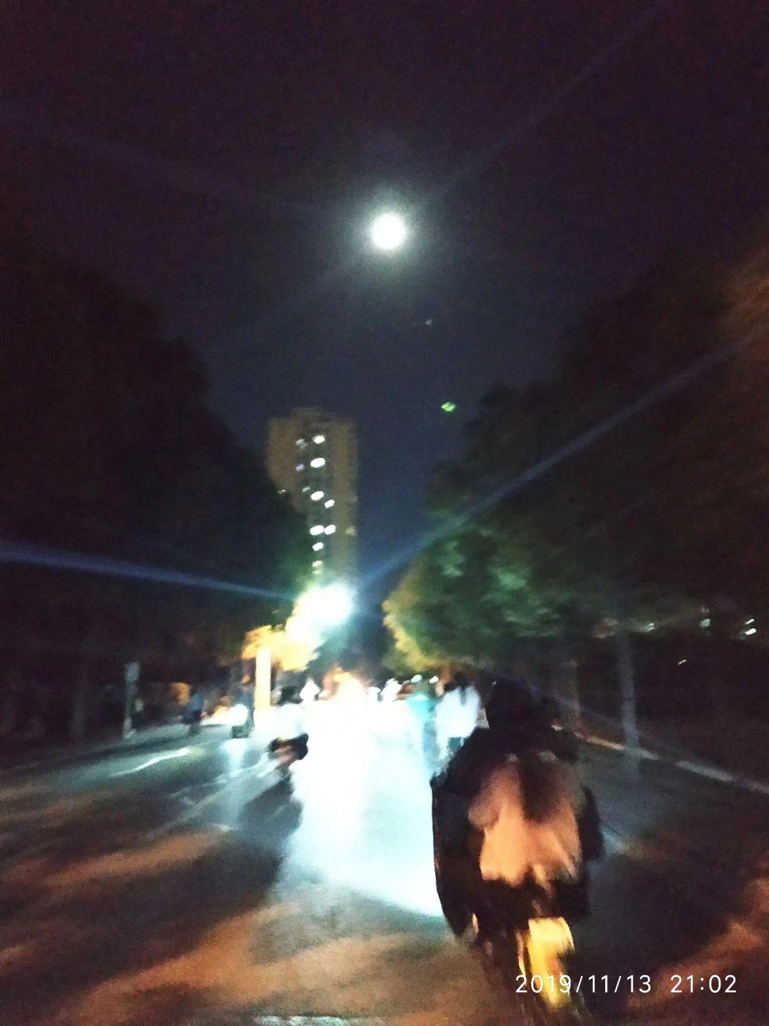 《月下夜跑》 知乎