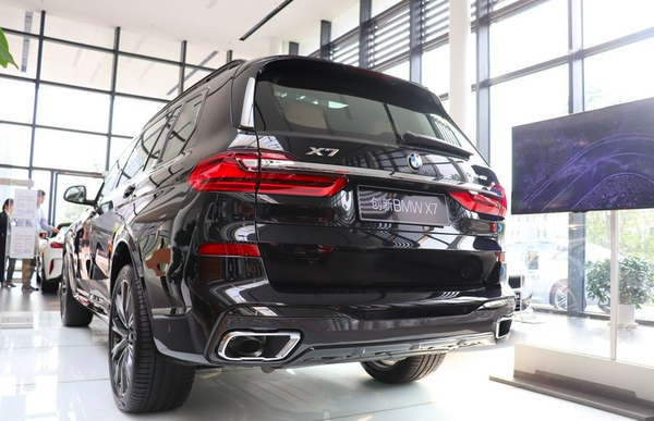 2021款宝马X7实车到店！4.0T提速4.7s，配8AT - 知乎