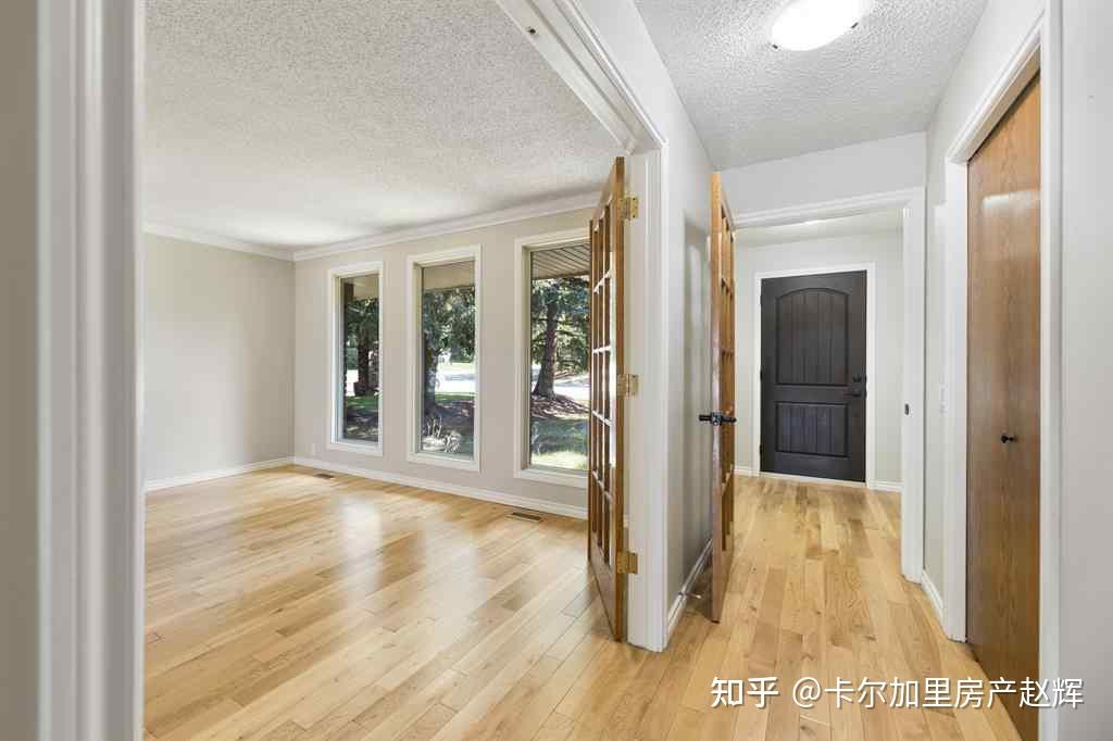 卡尔加里西北最佳学区, 独立屋挂牌80万，成交价83万，著名丘吉尔高中，Tom Baines初中， Edgemon小学都是名校 - 知乎