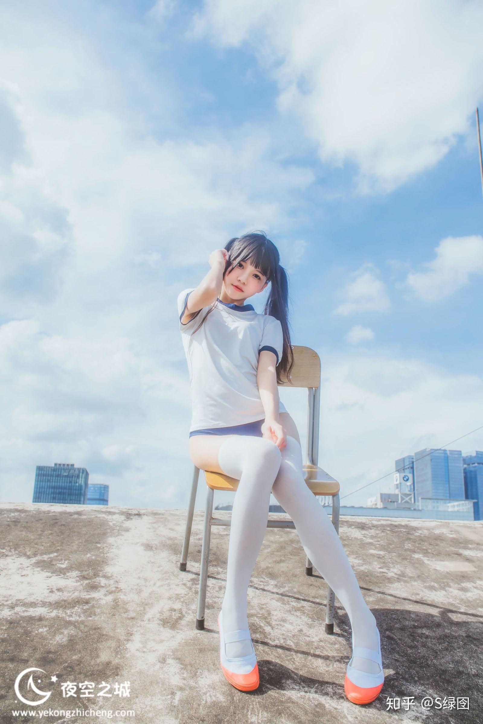 白丝袜适合搭配什么衣服? 知乎