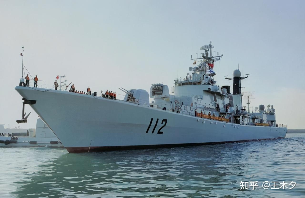 万吨级的055型驱逐舰有多大？当它与901和辽宁舰同框你就明白了 - 知乎