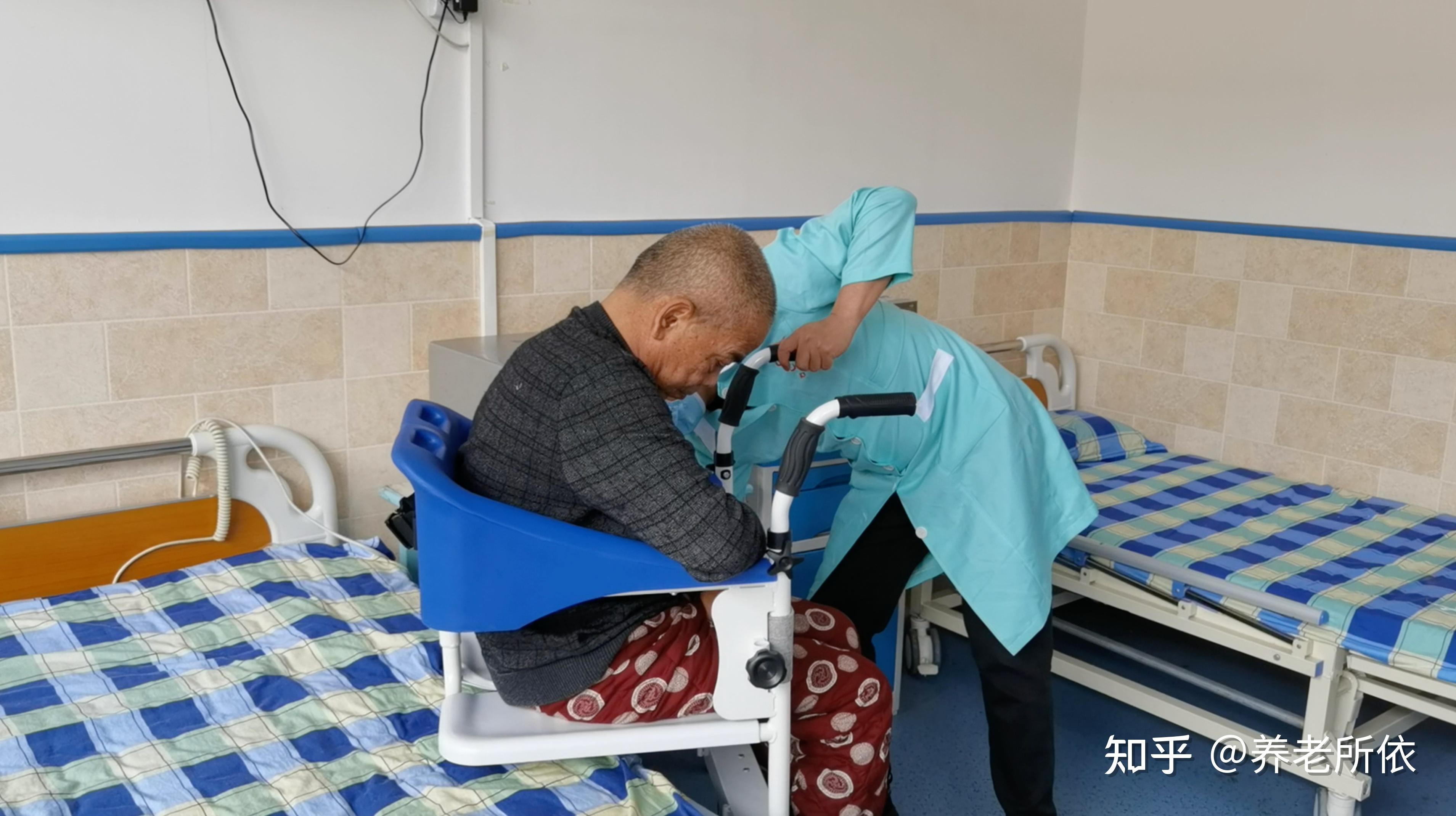 如何轻松移动瘫痪卧床老人上下床，多功能移位机拒绝“公主抱”。 - 知乎