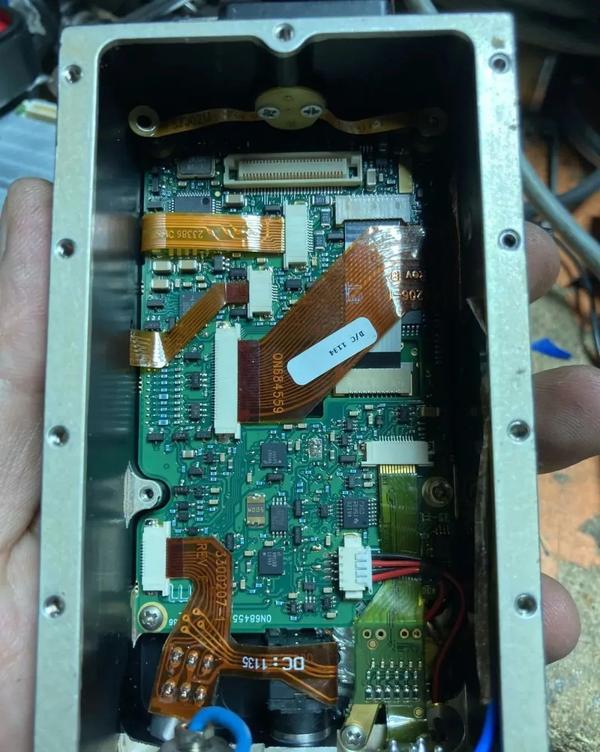 拆了一个美军电台PRC-148 JEM和配套车载功放AN/VRC-111，设计不是一般复杂！ - 知乎