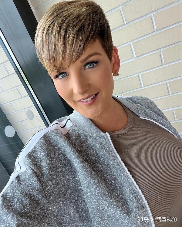 汉娜·布鲁克斯(Hannah Brooks)令人惊叹的下巴和迷人的外表 - 知乎
