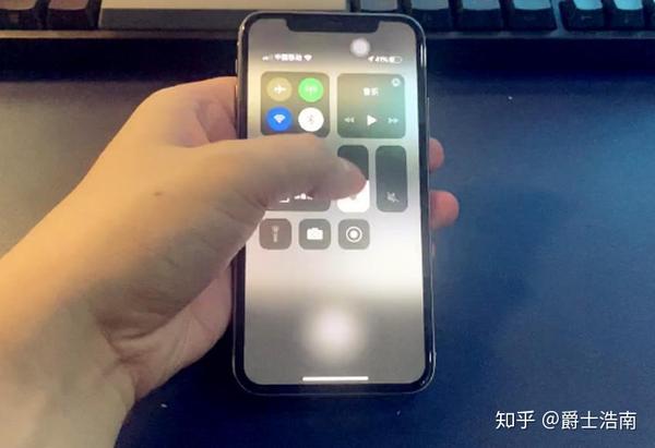 iPhone在隐秘的角落里，屏幕竟然有RGB渐变效果？ - 知乎