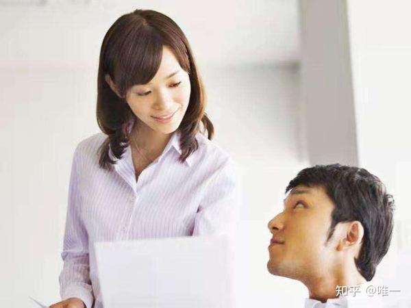 新来的女同事总是离我男朋友很近,怎么办? 知乎