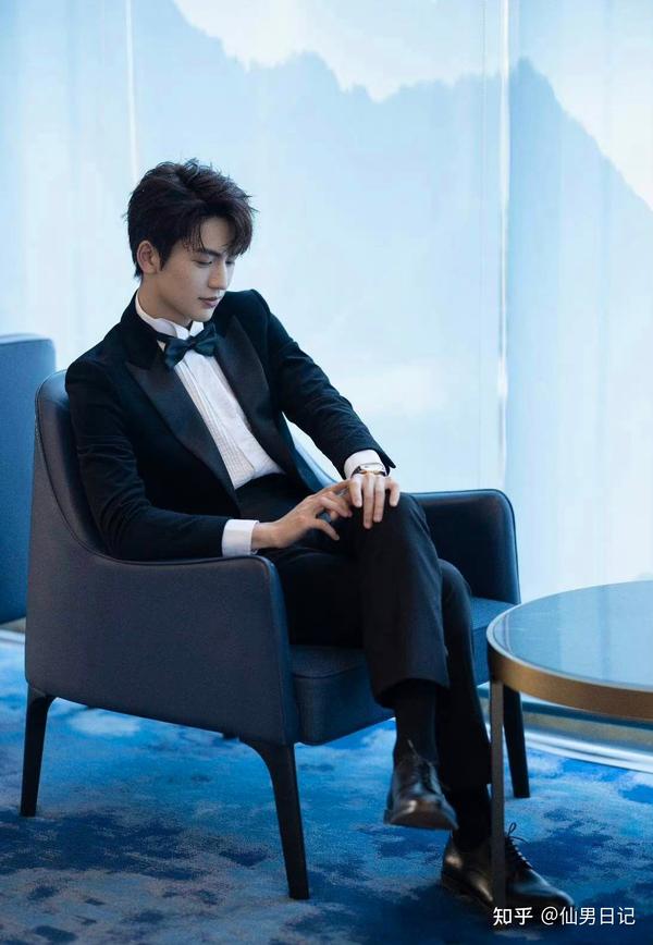 190cm有腹肌的真学霸！张凌赫不靠白鹿也能火啊 - 知乎