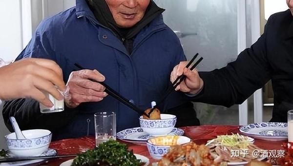 今天给外公送去3件酒,被老妈发现后,把我痛批了一顿,说我买劣质酒害人,搞清楚后她跟我道歉 知乎