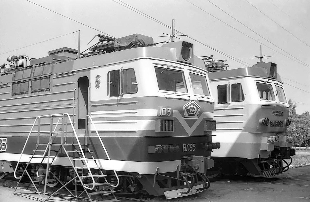 【科普】苏联铁道部功率最大的直—直传动电力机车——“恐龙机车”VL15型电力机车 - 知乎