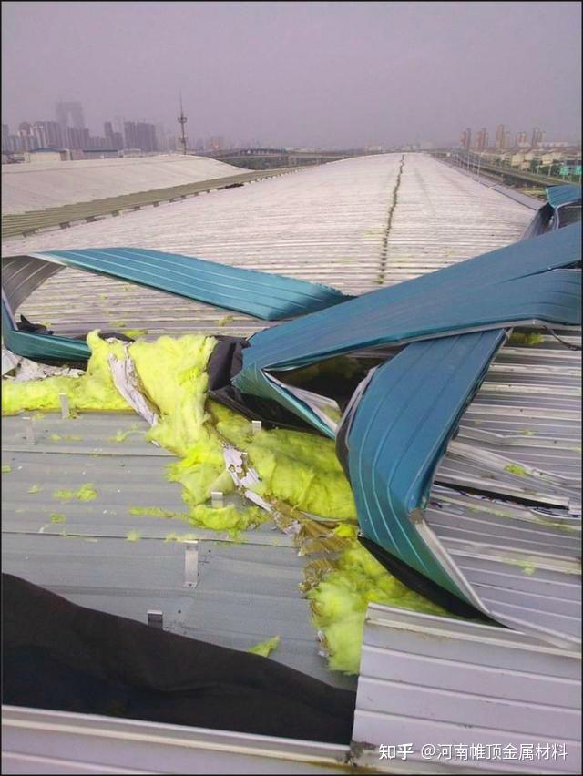 整天说铝镁锰屋面板会被大风掀翻，那是因为您不了解抗风夹具 知乎