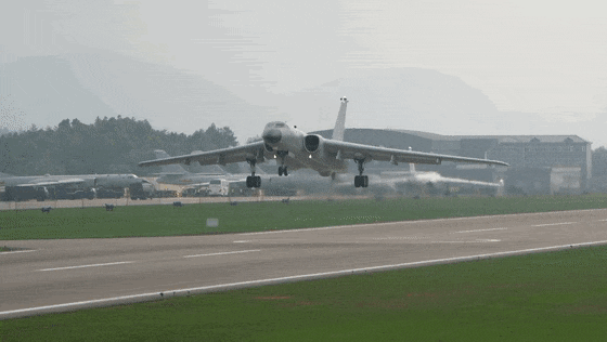 战略轰炸机贴着海面飞，轰-6K突防美军航母，专家：战时摧毁一切 - 知乎