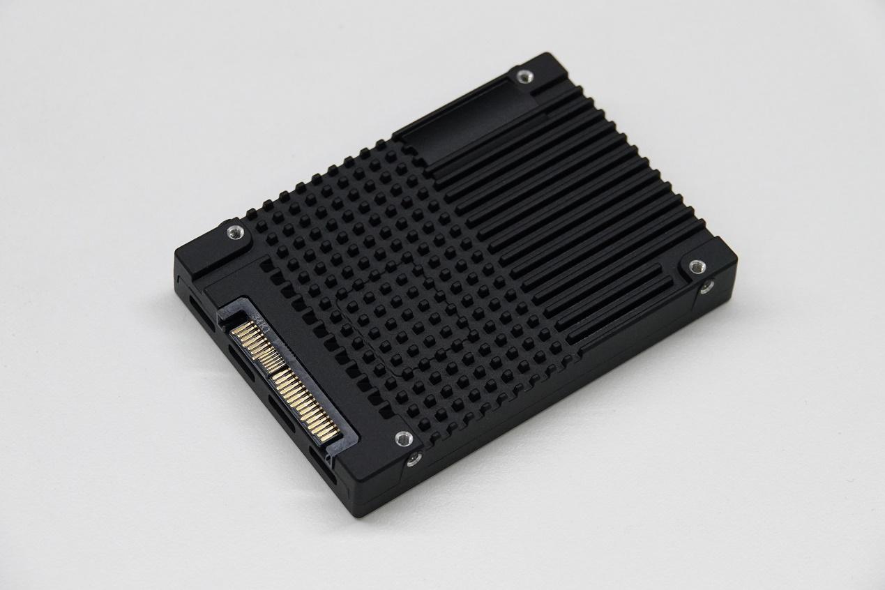 唯二“满血”32TB SSD，小海豚PBlaze6 6930体验分享 - 知乎