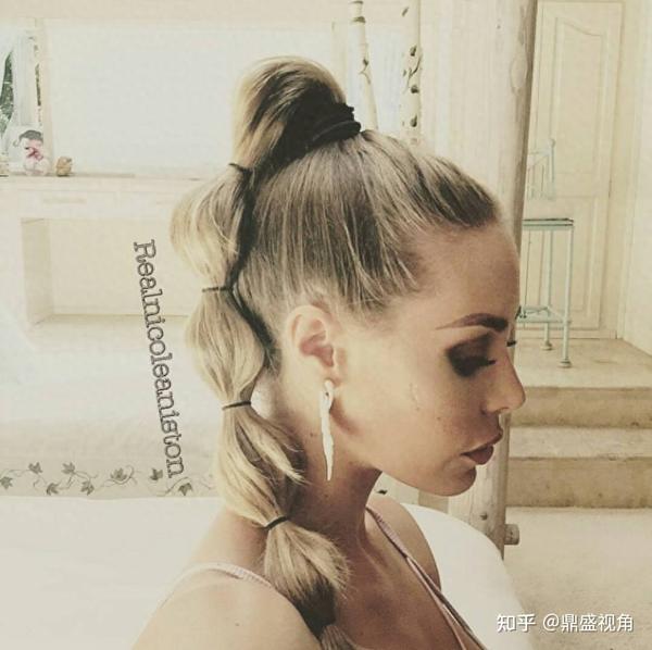 2012年，成为业内著名演员的 妮可·安妮斯顿（nicole Aniston） 知乎