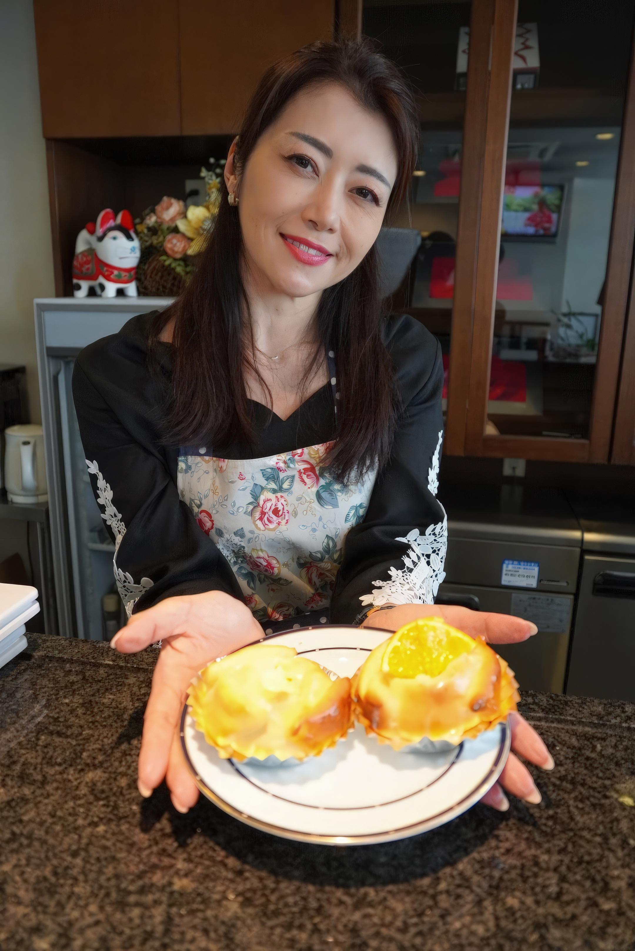 北条麻妃46岁近照：肌肤嫩如初恋，皱纹微显但身材丰韵迷人，优雅贵气丝毫未减 知乎