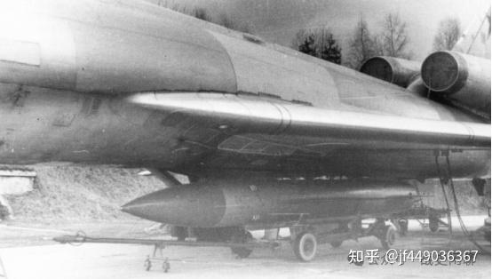 中东双雄手中的红色弯刀-Tu-22“眼罩”超音速轰炸机 - 知乎