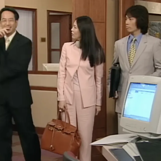 千禧年港剧《男亲女爱》之时髦精Miss Mo毛小慧服装造型， DoDo姐郑裕玲主演 - 知乎