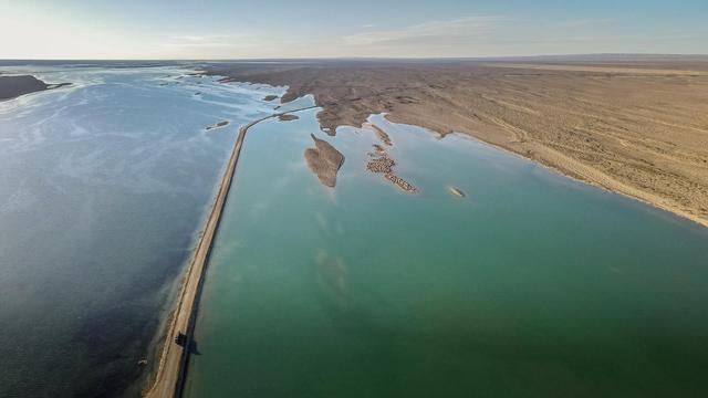 航拍：青海最美“海上公路”，如巨龙盘亘双色海平面 - 知乎