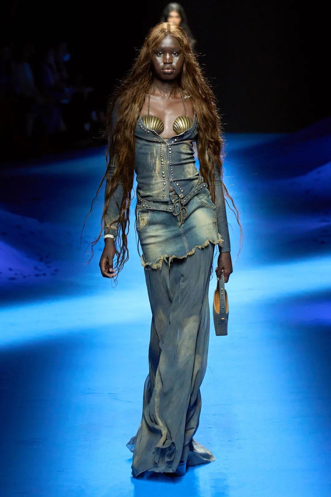 秀场 | Y2K辣妹秒变暗黑系美人鱼 Blumarine 2023 春季成衣系列 - 知乎