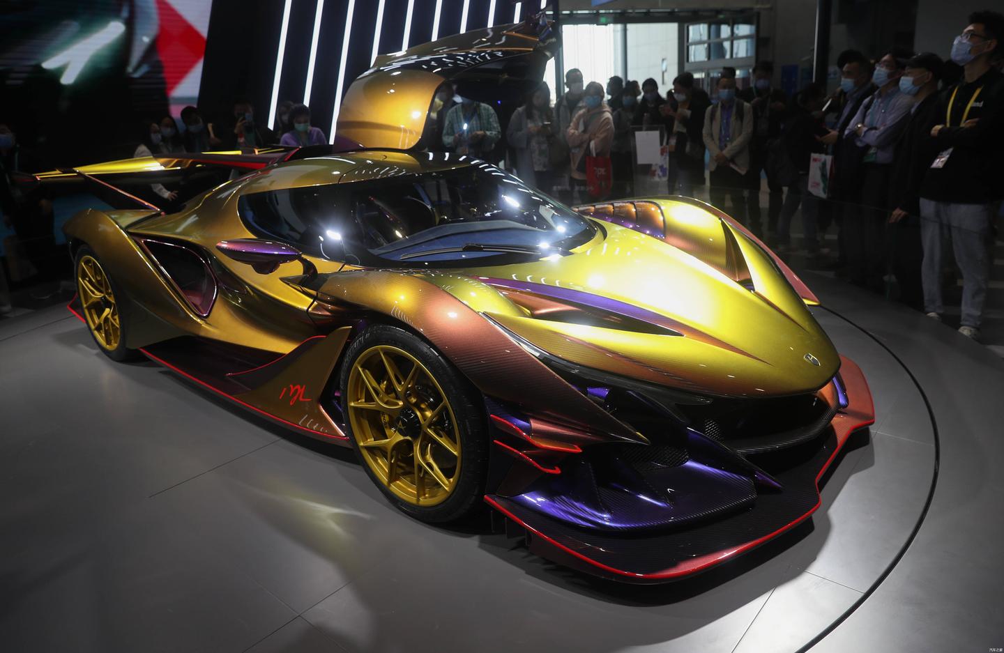 全球首款全碳纤维超级跑车Apollo IE亮相进博会 - 知乎