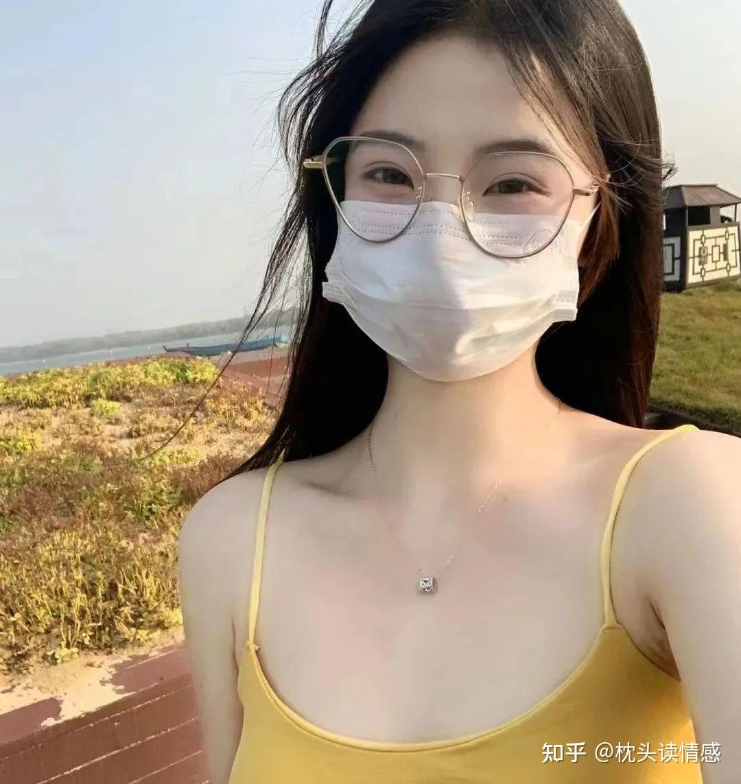 这三个小动作,就是女人等你 追”她,别还不懂,实锤了 知乎
