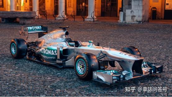 拍出千万的Mercedes F1 W04赛车 - 知乎