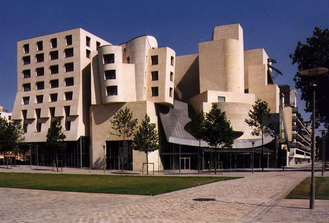 Frank Gehry｜解构主义风格——雕塑般的形式，非常规的材料 - 知乎