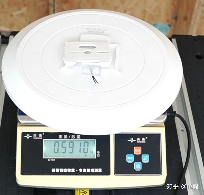 【27倍差价】多少钱的吸顶灯不是智商税？柏曼lipro雷士三雄极光天猫杂牌，频闪照度光谱蓝光显色指数，材质做工颜值安装灯珠驱动…… 全面拆解分析！ - 知乎