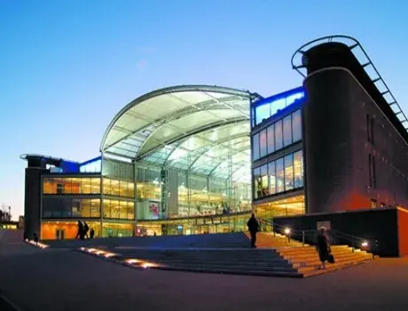 想要去建筑超酷的英国院校？平板玻璃大学了解一下？ - 知乎