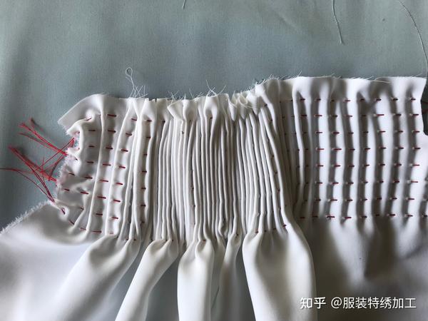 【缩褶绣面料抽褶】科普特种绣花加工工艺，分享汉服面料褶皱工艺。 - 知乎