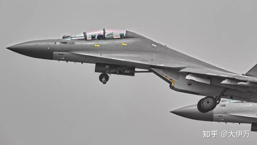 世界唯二！中国空军歼-16D电子战机正式亮相，堪称今年珠海航展首个“意外之喜”！ - 知乎