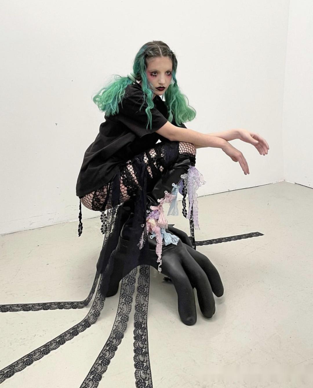 焕新后的AVAVAV，以怪物般的四指鞋踏入未来。 - 知乎