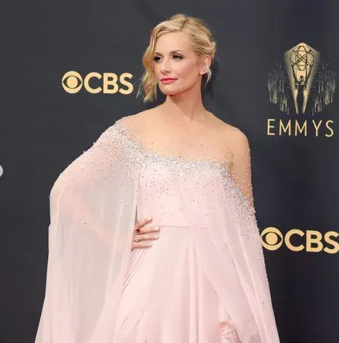 怎么评价破产姐妹中的Caroline扮演者贝丝·比厄？ - 知乎