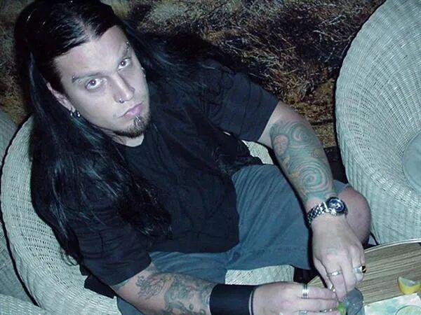 前 American Head Charge 乐队主唱 Cameron Heacock 被发现流落街头 - 知乎