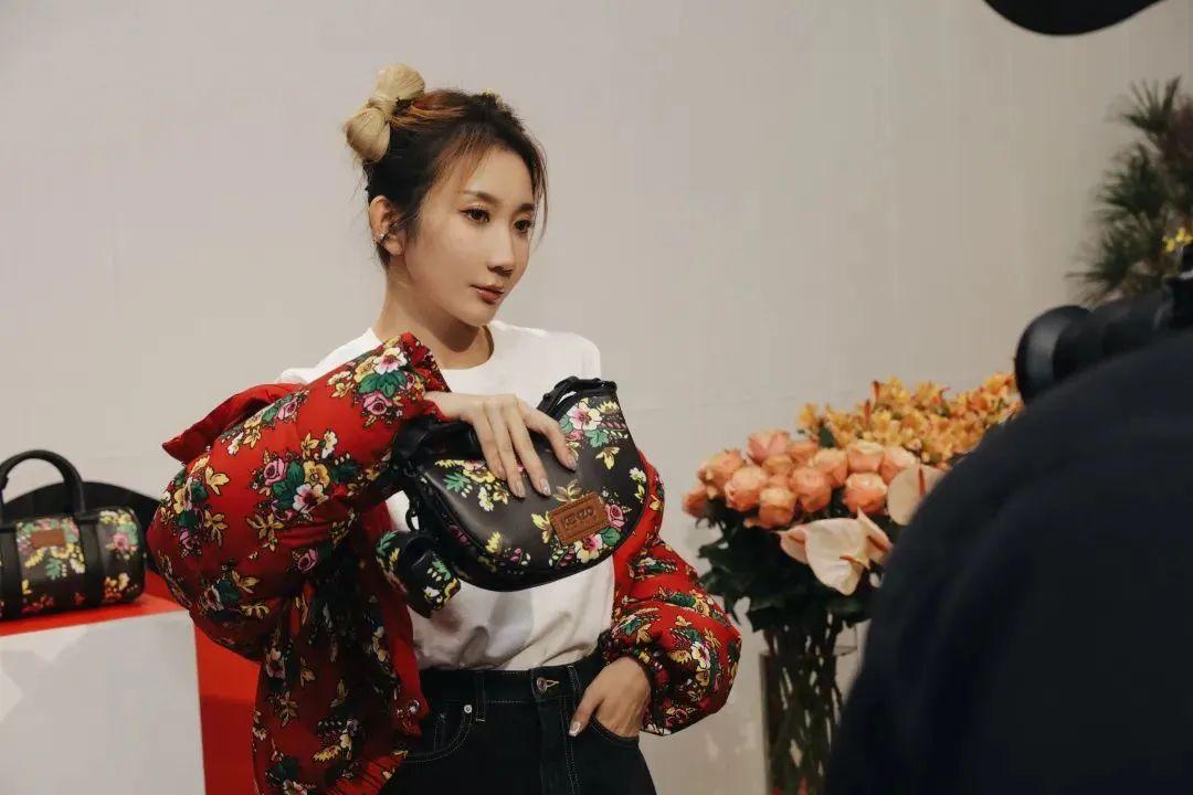 NINEONE#赵馨玥现身KENZO限时花店与「花样制燥」派对之夜，美丽星动官身份助燃时尚COSMOPOLITIAN「美丽之夜」 - 知乎