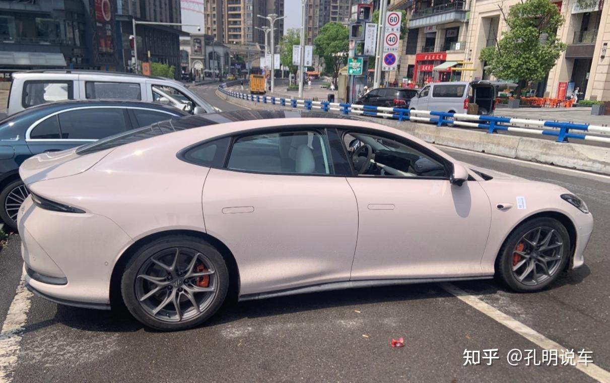 智己L6实车出街，颜值很能打，有固态电池，瞄准小米SU7 - 知乎