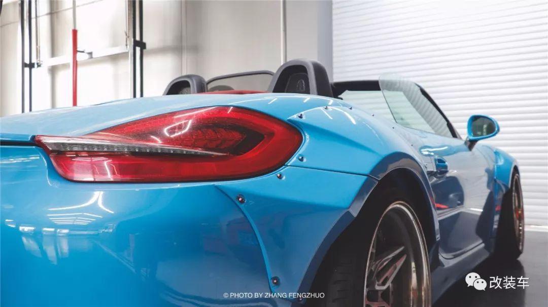 保时捷Boxster 981为了参加聚会，来不及喷漆改装 贴上报纸就出发！ - 知乎
