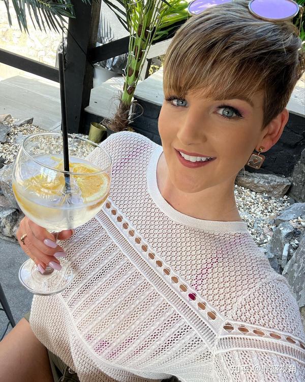 汉娜·布鲁克斯(Hannah Brooks)令人惊叹的下巴和迷人的外表 - 知乎