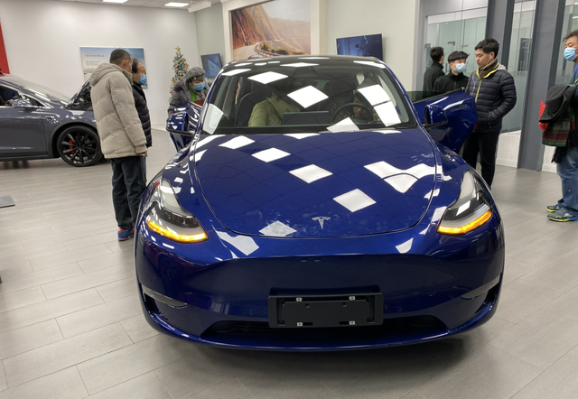 Model Y香在哪里？丑是丑点但后排放倒能躺2个人！ - 知乎