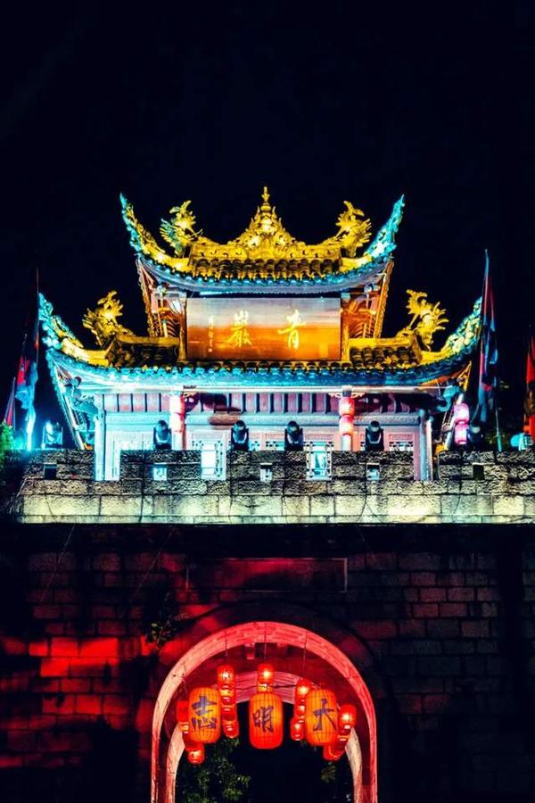 贵阳 | 撩人的夜色中，这几个地方，精彩万分，开启一段梦幻之旅 - 知乎