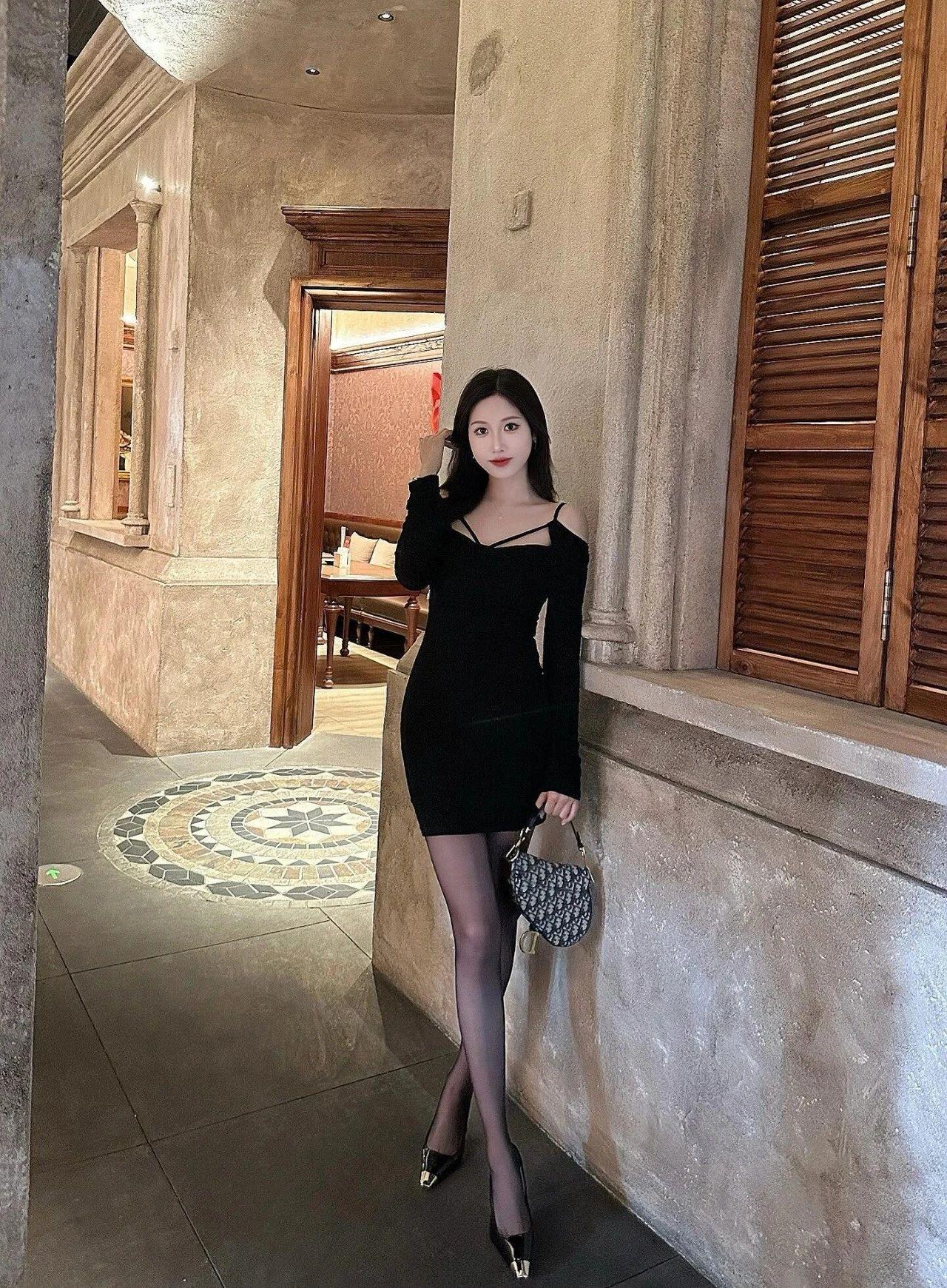 黑裙+黑丝丨167cm 47kg黑丝+黑裙+马鞍包穿搭指南服饰搭配 - 知乎