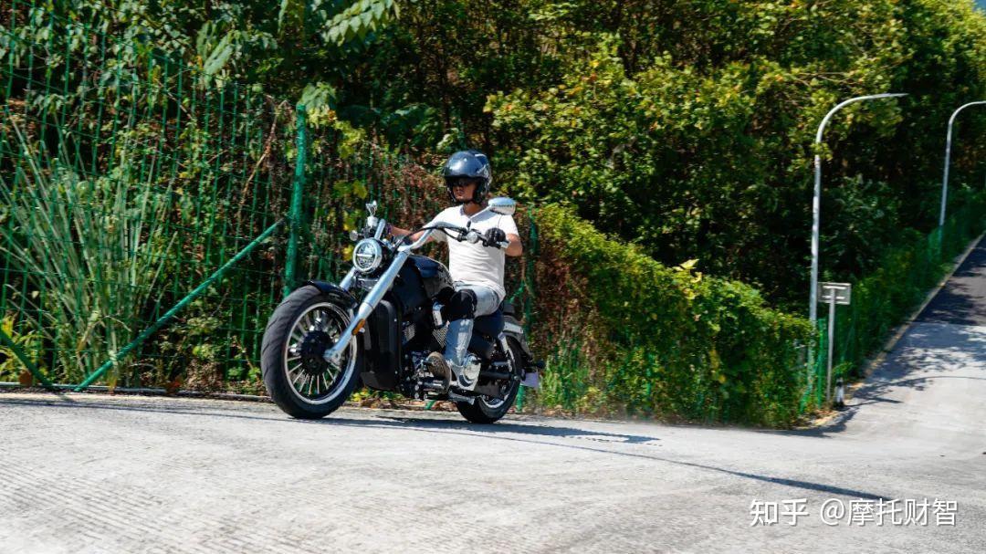 纯正美式巡航，操控却不美式—21999元力帆V400动态测评 - 知乎