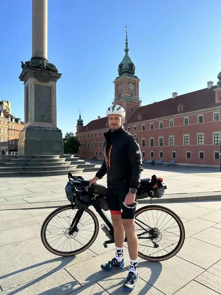 从华沙出发！pashaBiceps骑车前往巴黎为9INE助威 - 知乎